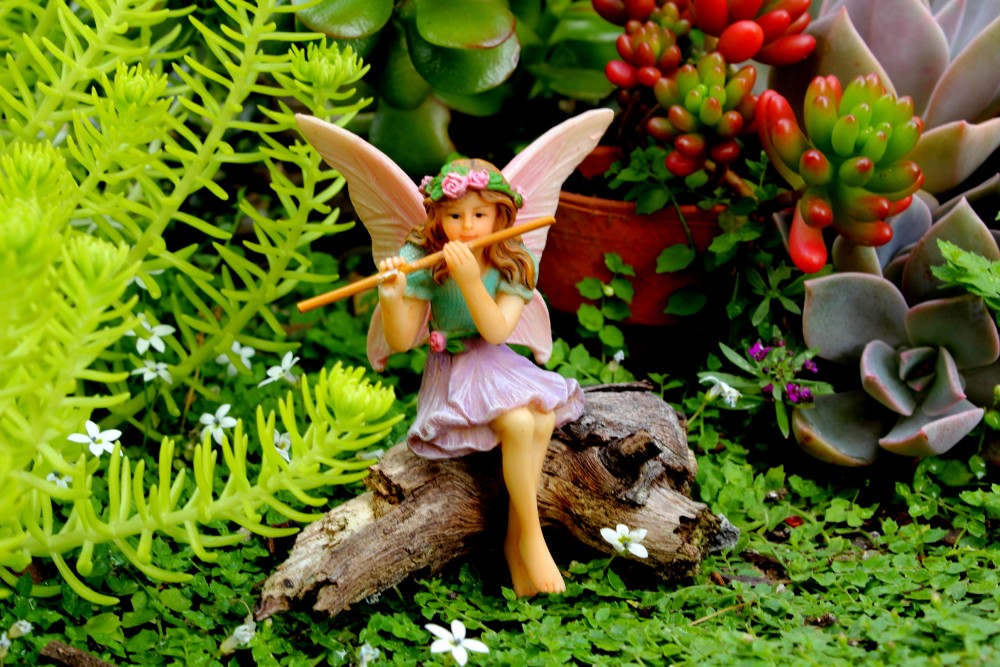 Fairy Bella Playing the Flute – Fairies Direct