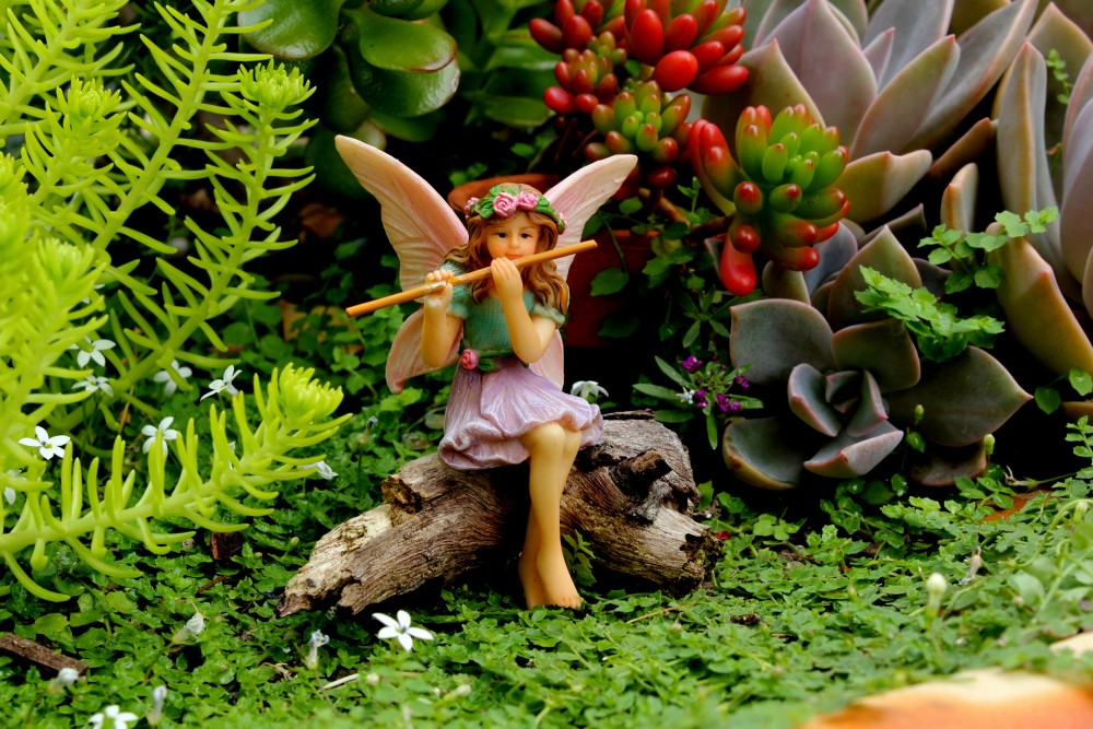 Fairy Bella Playing the Flute – Fairies Direct